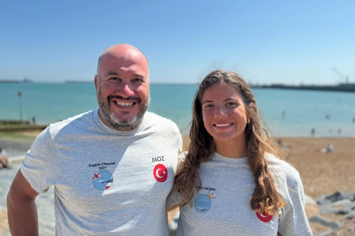 Dünya tarihinde ilk defa iki Türk sporcu aynı anda Manş Denizi'ni geçti ...