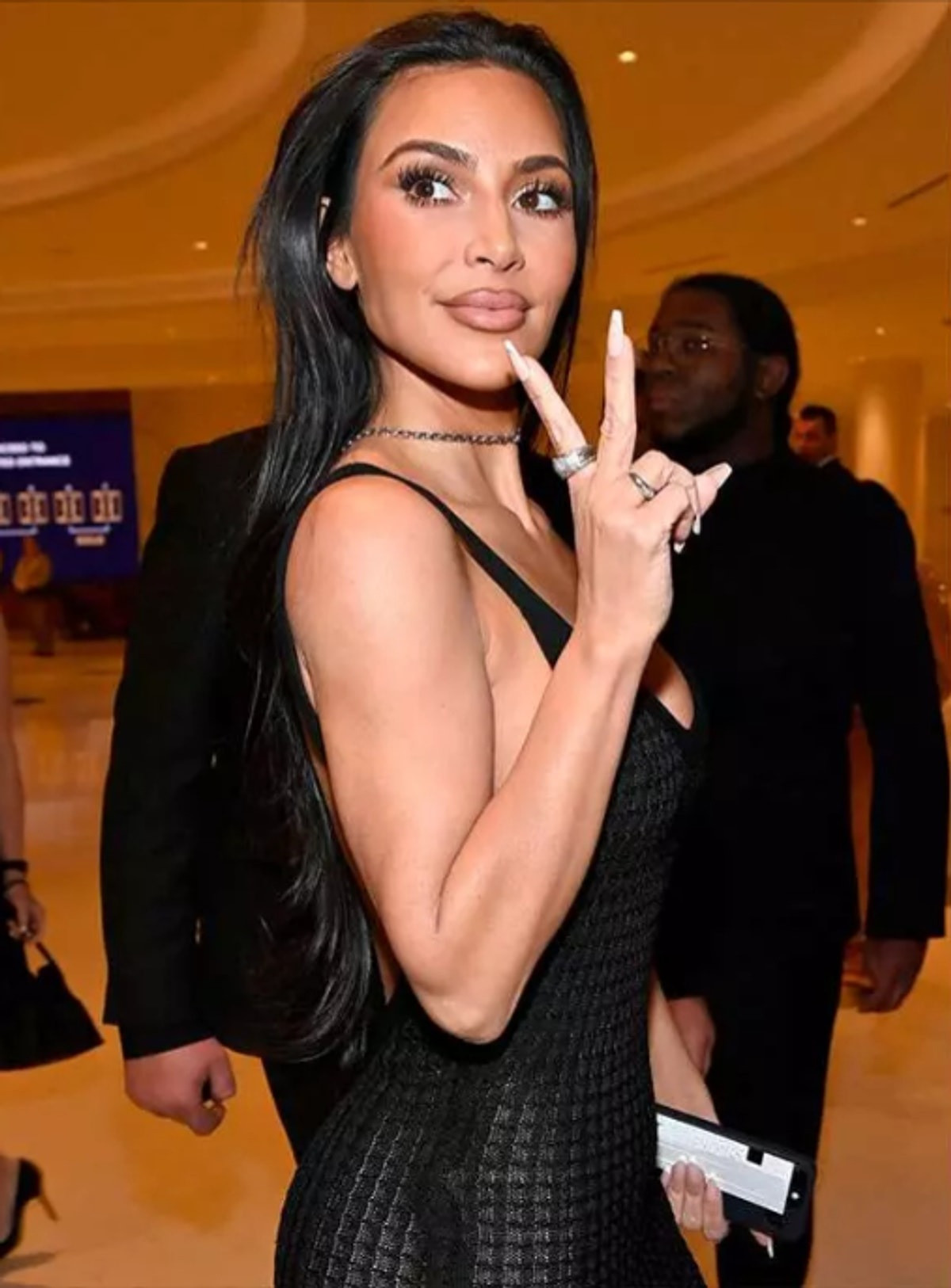 Kim Kardashian'ın, Elon Musk'ın robotu Optimus ile ‘garip’ pozları ...