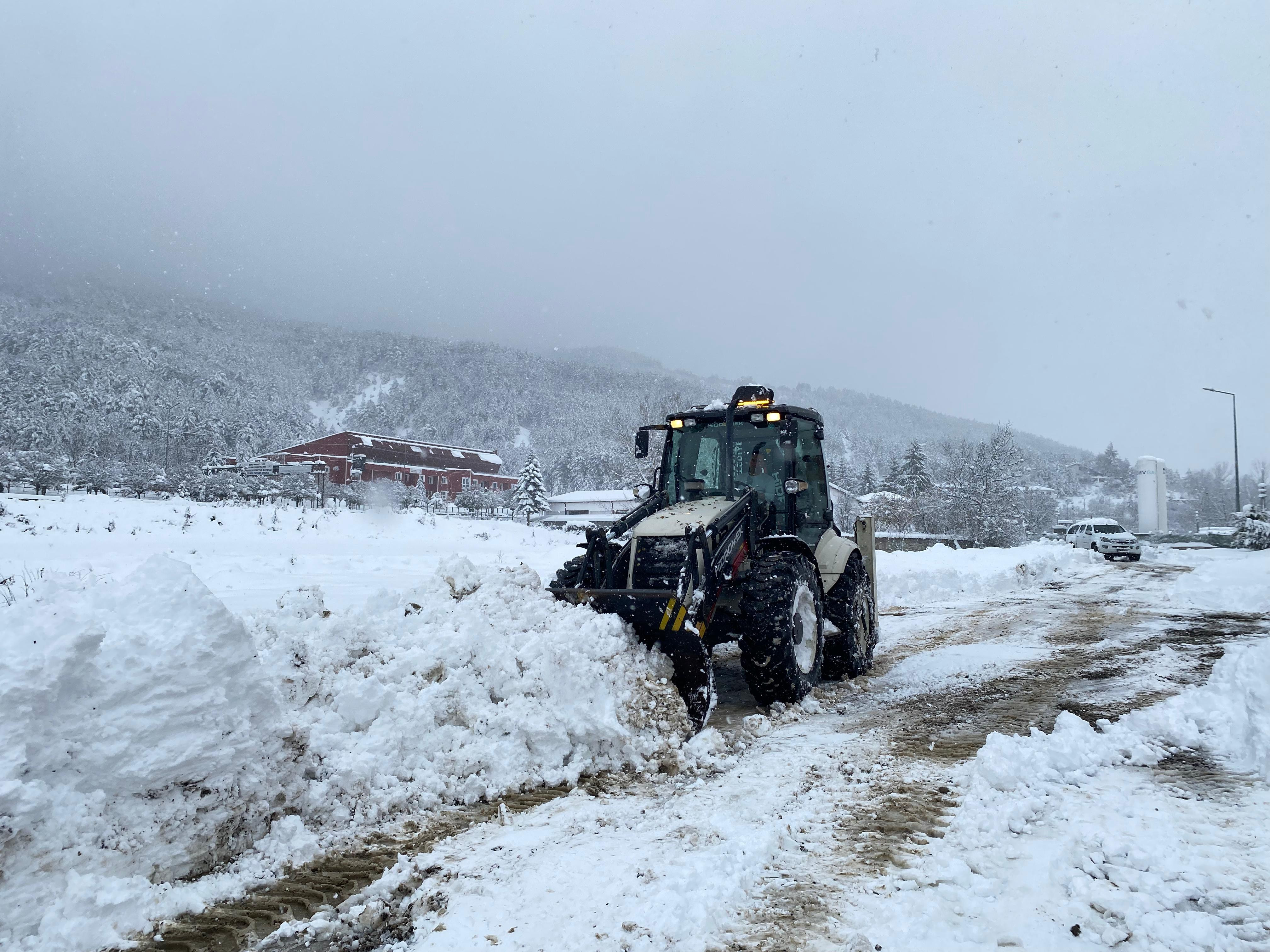Yoğun kar yolları kesti: Birçok kara yolu ulaşıma kapandı - Patronlar ...